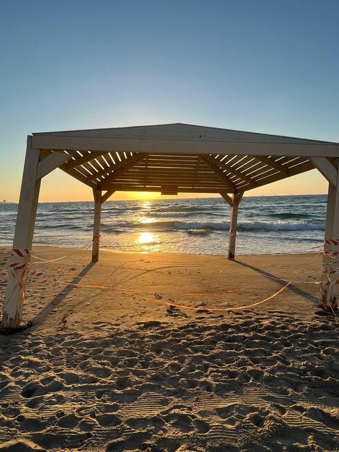 חוף ימית בקרית ים: חלק מסככות הצל רעועות וניצבות בתוך המים