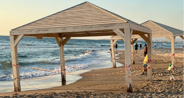 חוף ימית בקרית ים: חלק מסככות הצל רעועות וניצבות בתוך המים