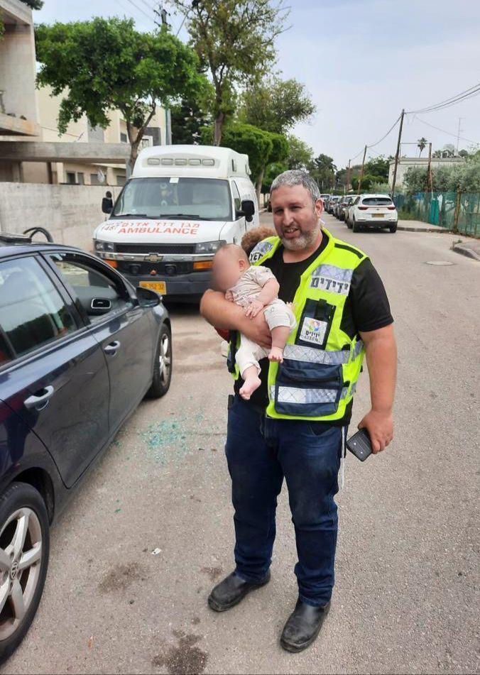 פעוטה כבת שנה ננעלה בשגגה ברכב בביאליק מתנדבי ידידים חילצו אותה בשלום